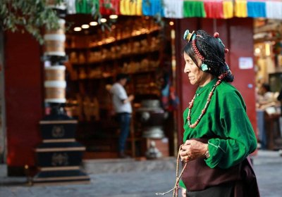 Fabulous! Why Not Tour Lhasa in Traditional Tibetan Clothes?