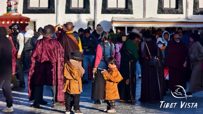 Tibetan Robes (Chuba): Discover How Traditional Tibetan Clothing ...